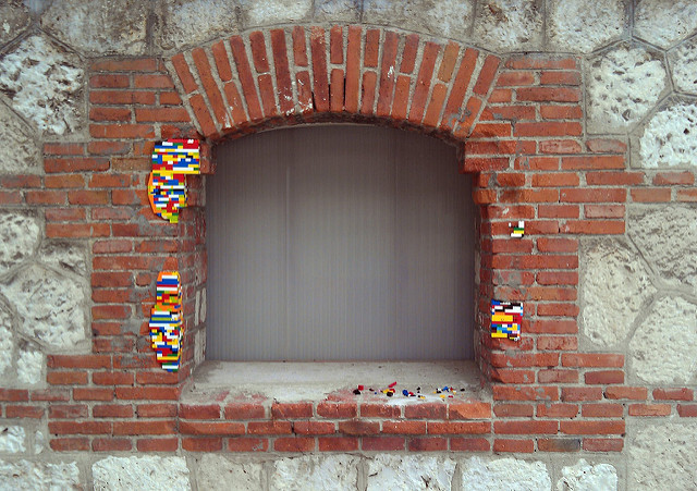 Cet artiste répare les murs de la Terre entière avec des Lego
